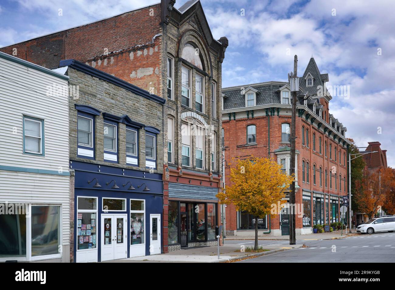 Old fashioned cornice hi-res stock photography and images - Alamy