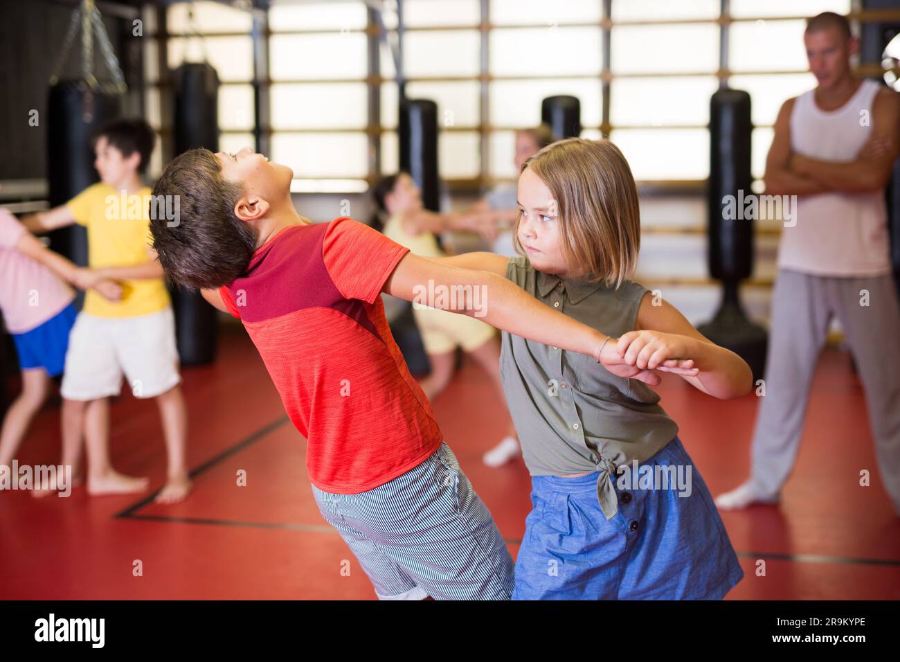 Girls and boys training self-protection moves on each other Stock Photo ...