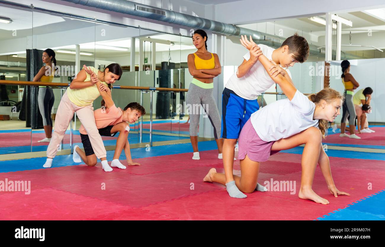 Kids on self-defence training Stock Photo - Alamy