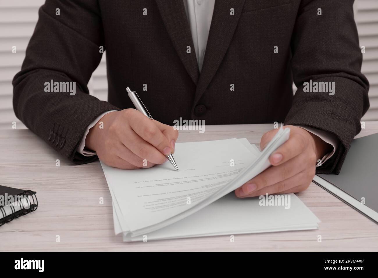 Man signing legal documents hi-res stock photography and images - Alamy