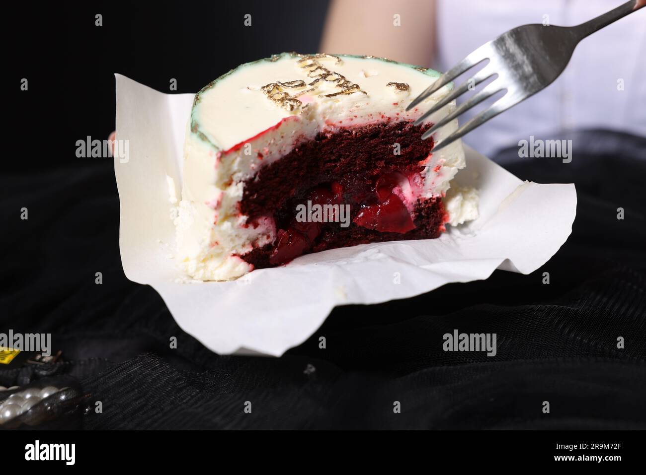 Birthday cake celebrating closeup hi-res stock photography and images ...