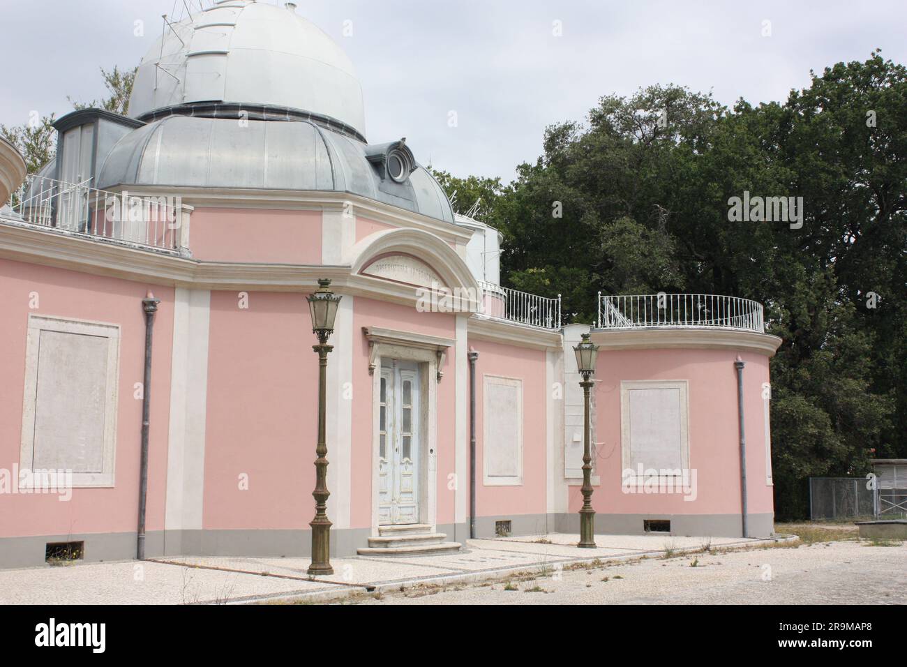 The observatory in the Botanical Gardens in Lisbon Stock Photo - Alamy
