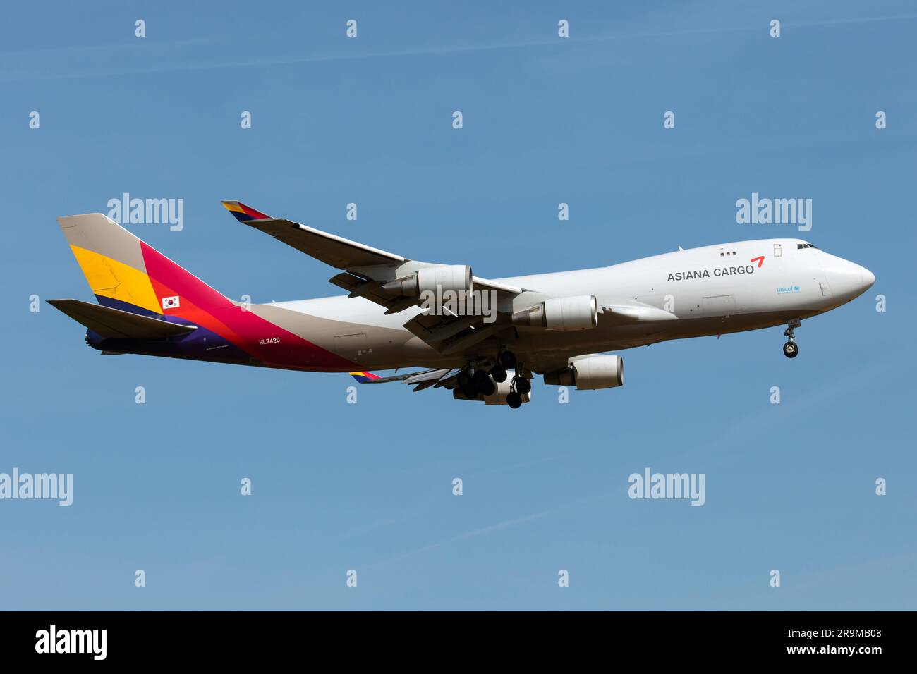 Asiana airlines boeing 747 400 hi-res stock photography and images - Alamy