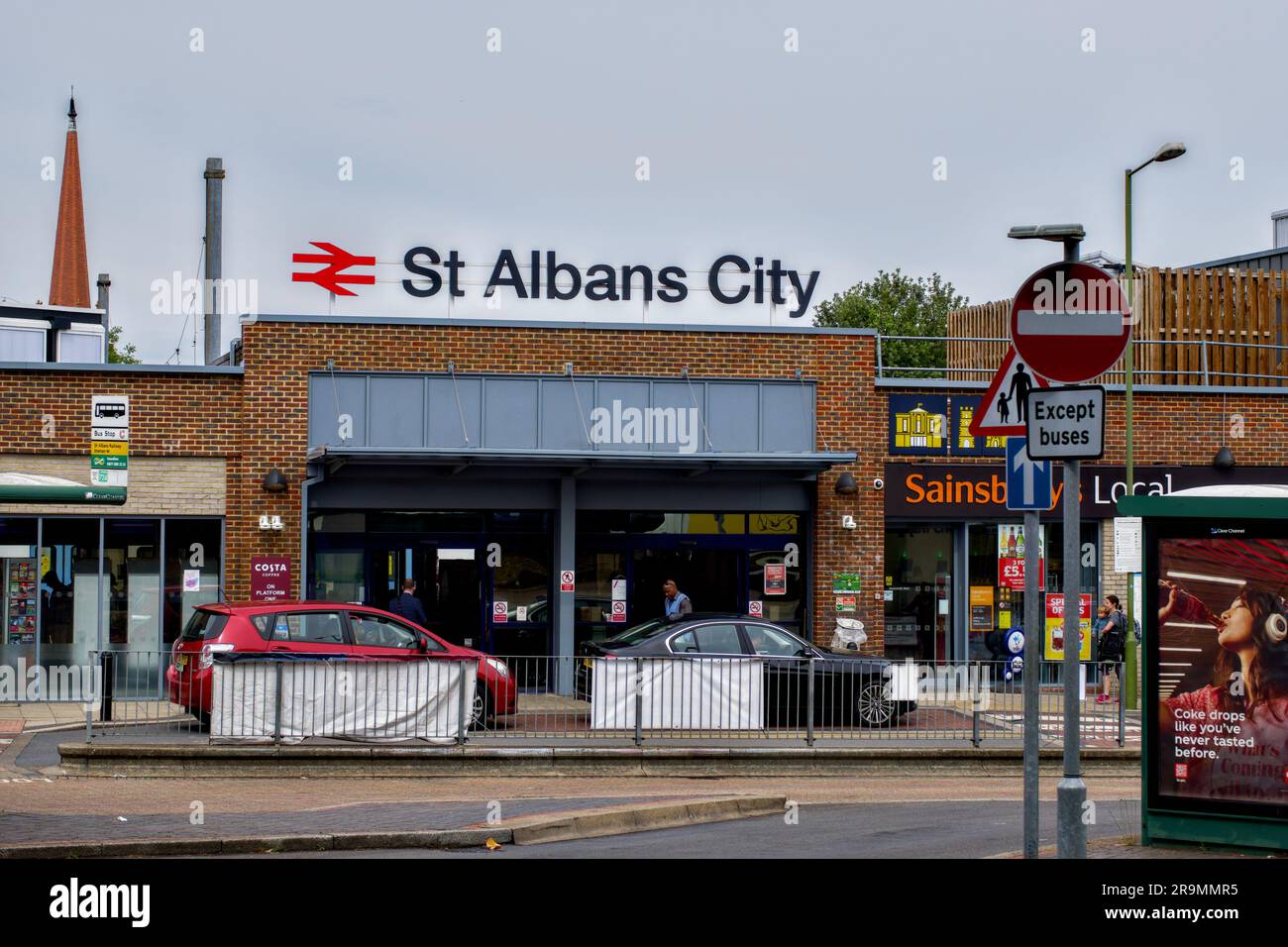 St albans city station hi-res stock photography and images - Alamy