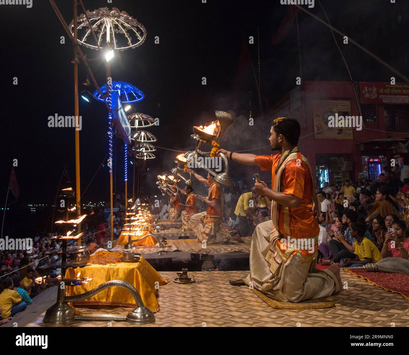 A Hindu priest performs holy aarti as part of ritual Stock Photo - Alamy