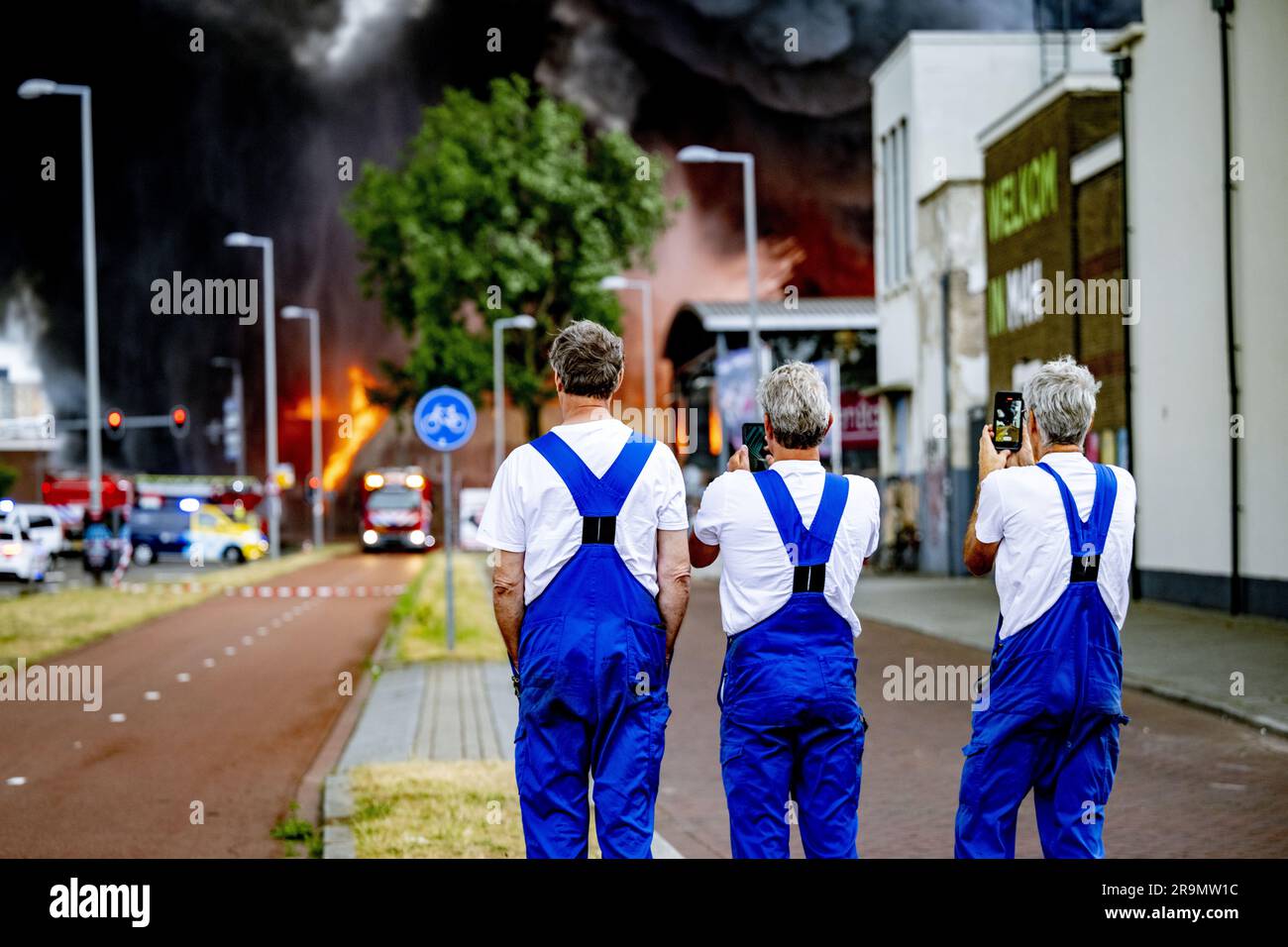 ROTTERDAM - The fire brigade extinguishes a large fire in a shed on ...
