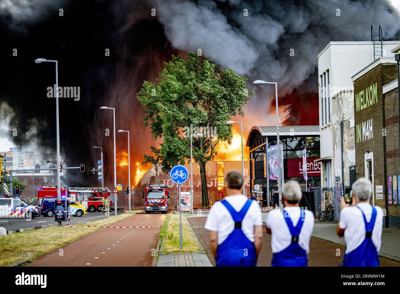 ROTTERDAM - The fire brigade extinguishes a large fire in a shed on ...