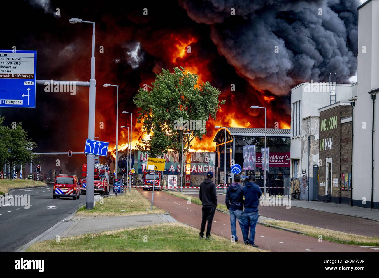 ROTTERDAM - The fire brigade extinguishes a large fire in a shed on ...