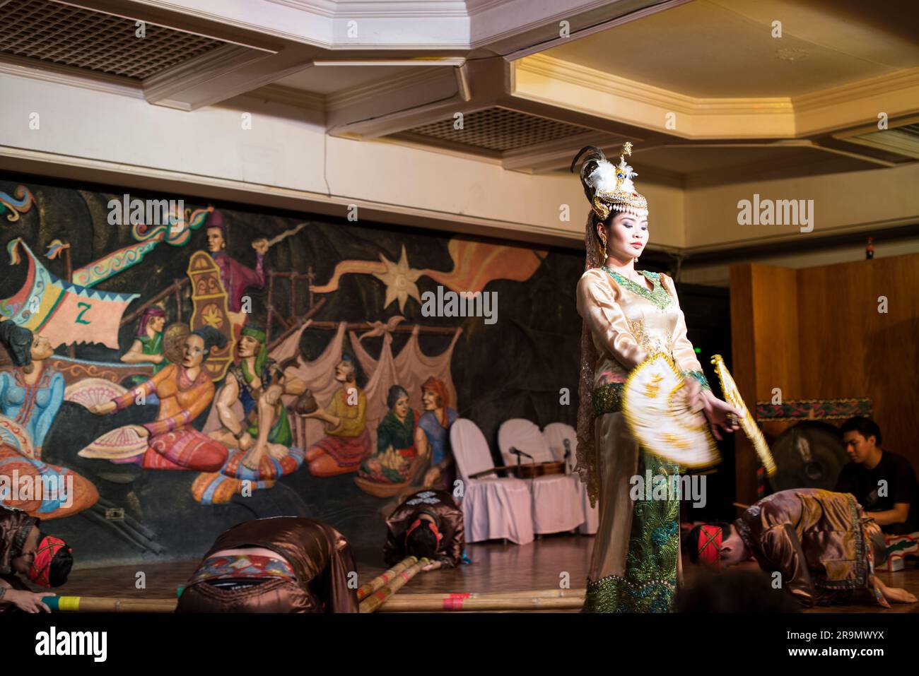 Traditional filipino dress hi-res stock photography and images - Alamy