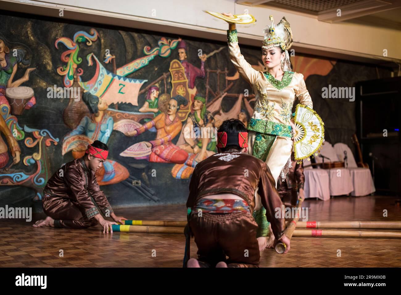 Traditional filipino dress hi-res stock photography and images - Alamy