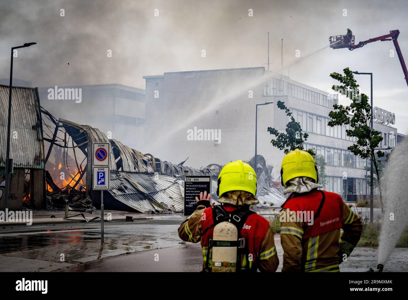 ROTTERDAM - The fire brigade extinguishes a large fire in a shed on ...