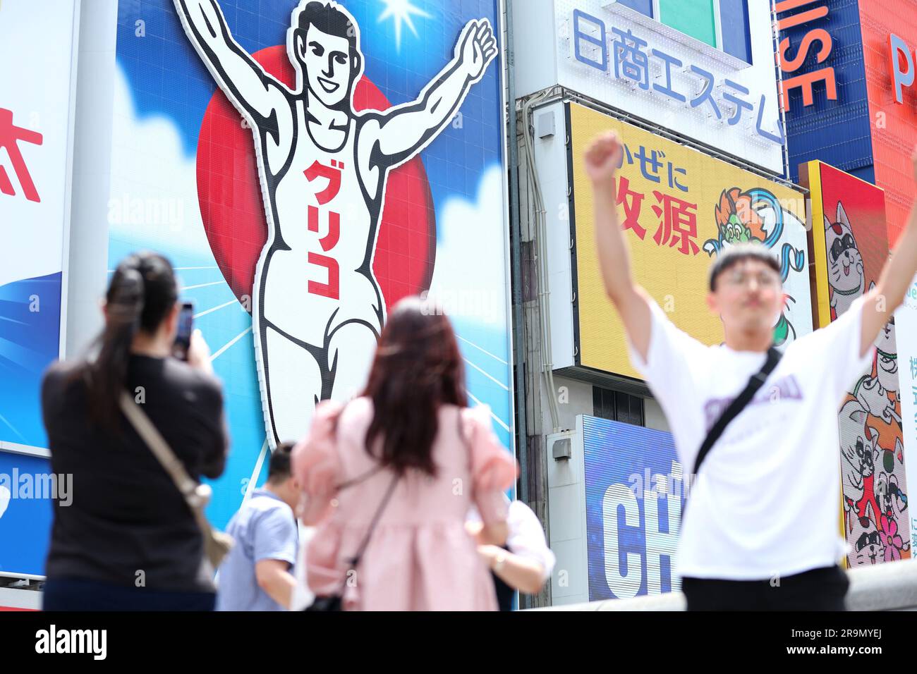 Foreign tourists take picture in front of the Glico sign, Ebisubashi in ...