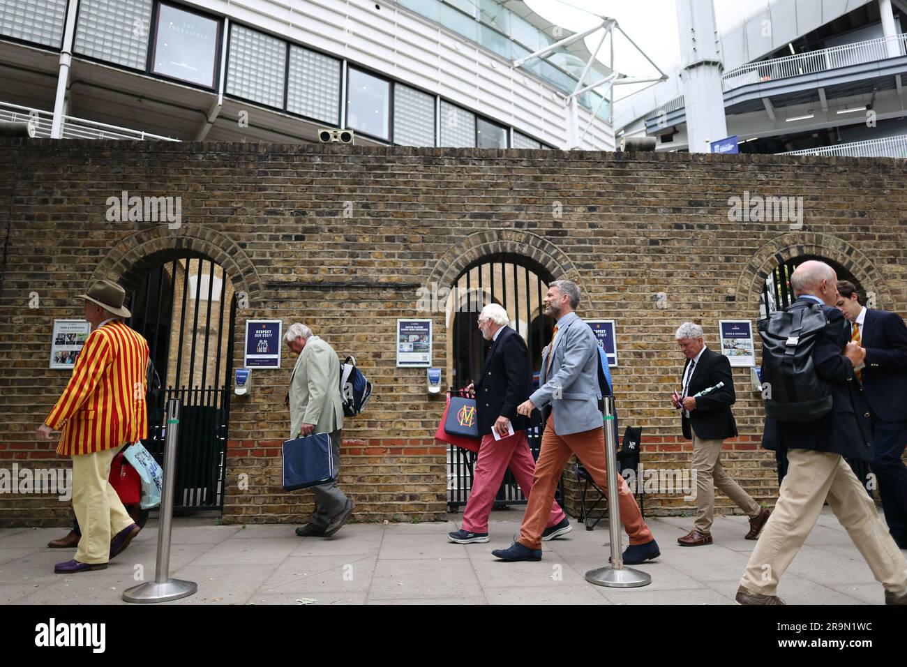 Mcc members queue hi-res stock photography and images - Alamy