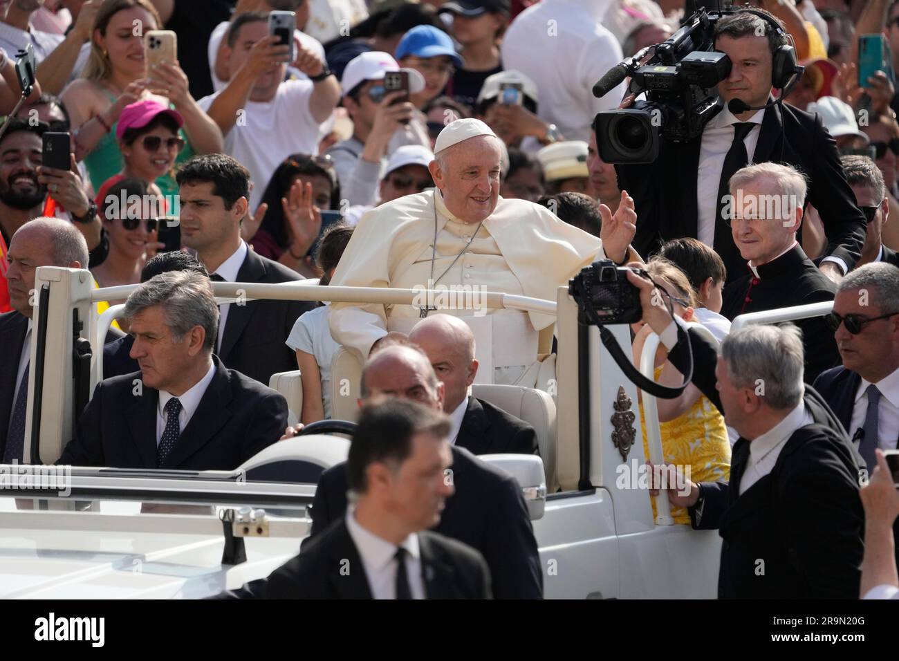 Pope Francis arrives for his weekly general audience in St. Peter's ...