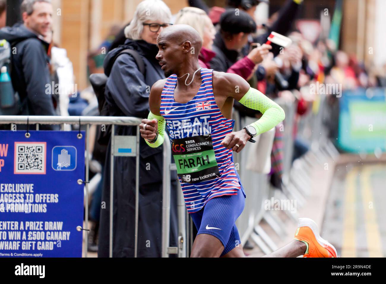 Sir Mo Fara, passing through Cabot Square, in the men's elite race. He ...