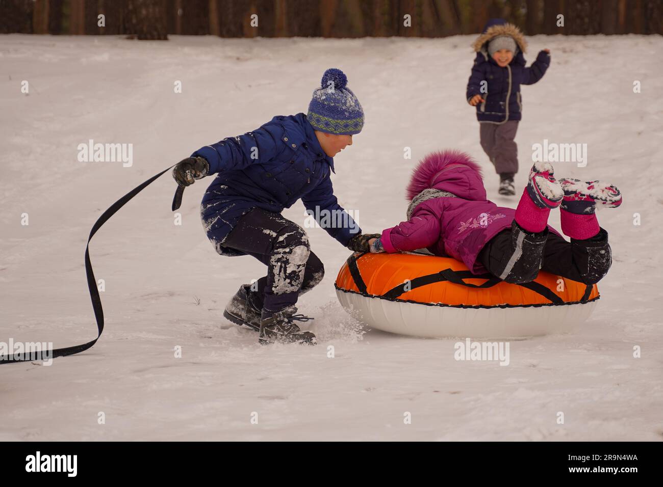 Kids play on ice slide hi-res stock photography and images - Alamy