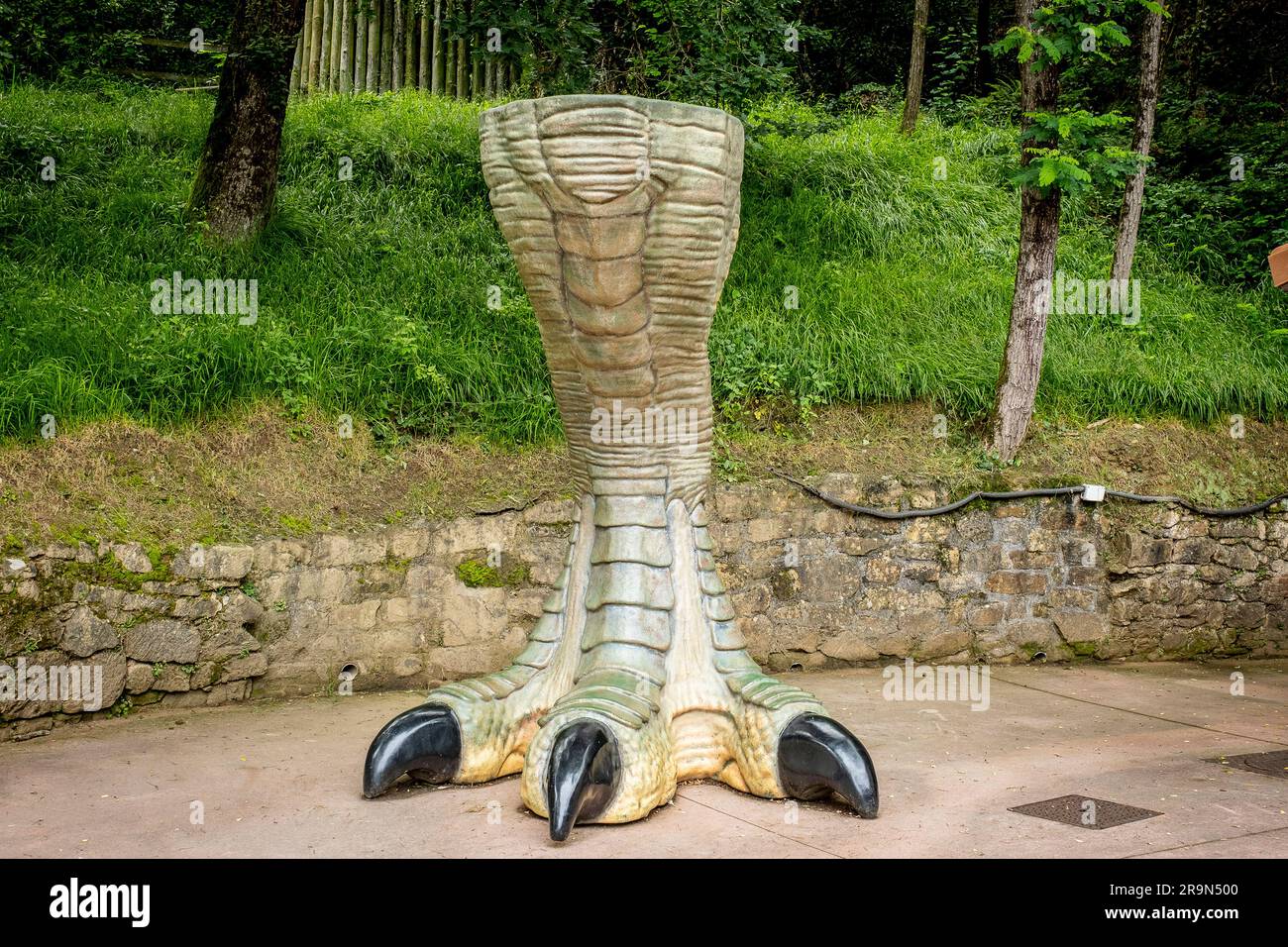Karpin Fauna. Reproduction of a Tyrannosaurus Rex leg life-size in the ...