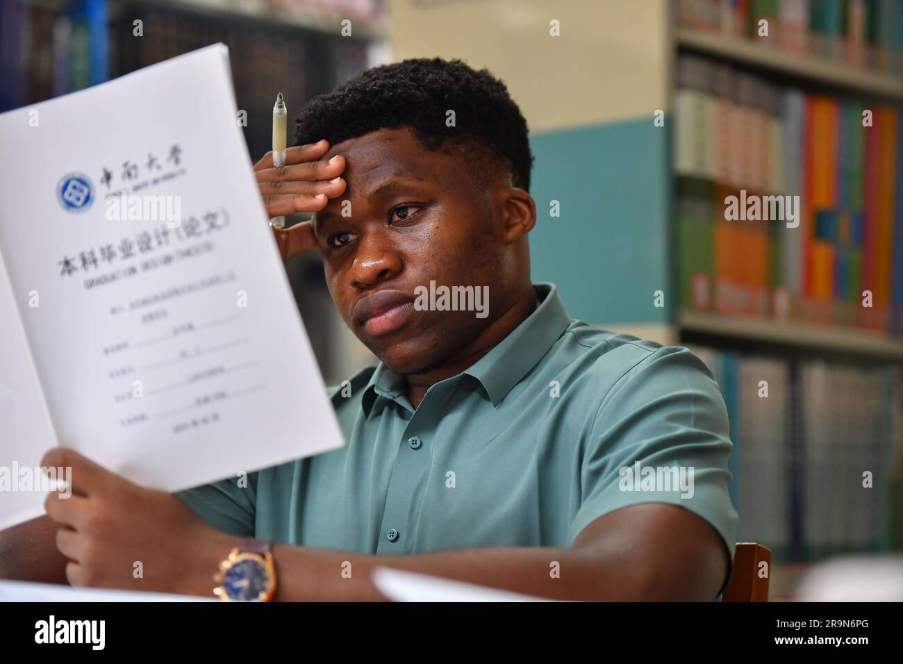 (230628) -- CHANGSHA, June 28, 2023 (Xinhua) -- Magoua Ardain works on ...