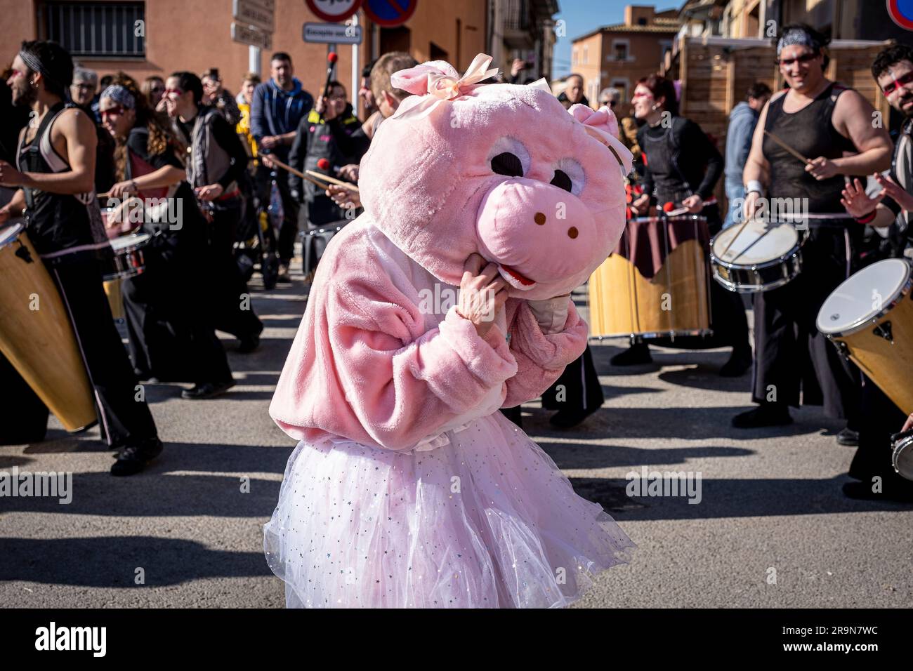 Mascot dancing to the rhythm of the batucada. Firaporc, pig fair ...