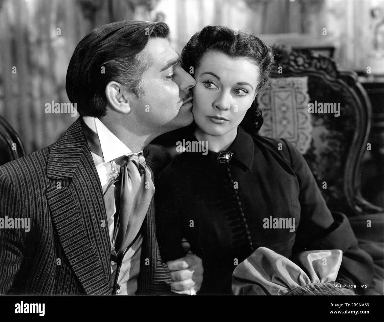 CLARK GABLE as Rhett Butler and VIVIEN LEIGH as Scarlett O'Hara in GONE WITH THE WIND 1939 ...