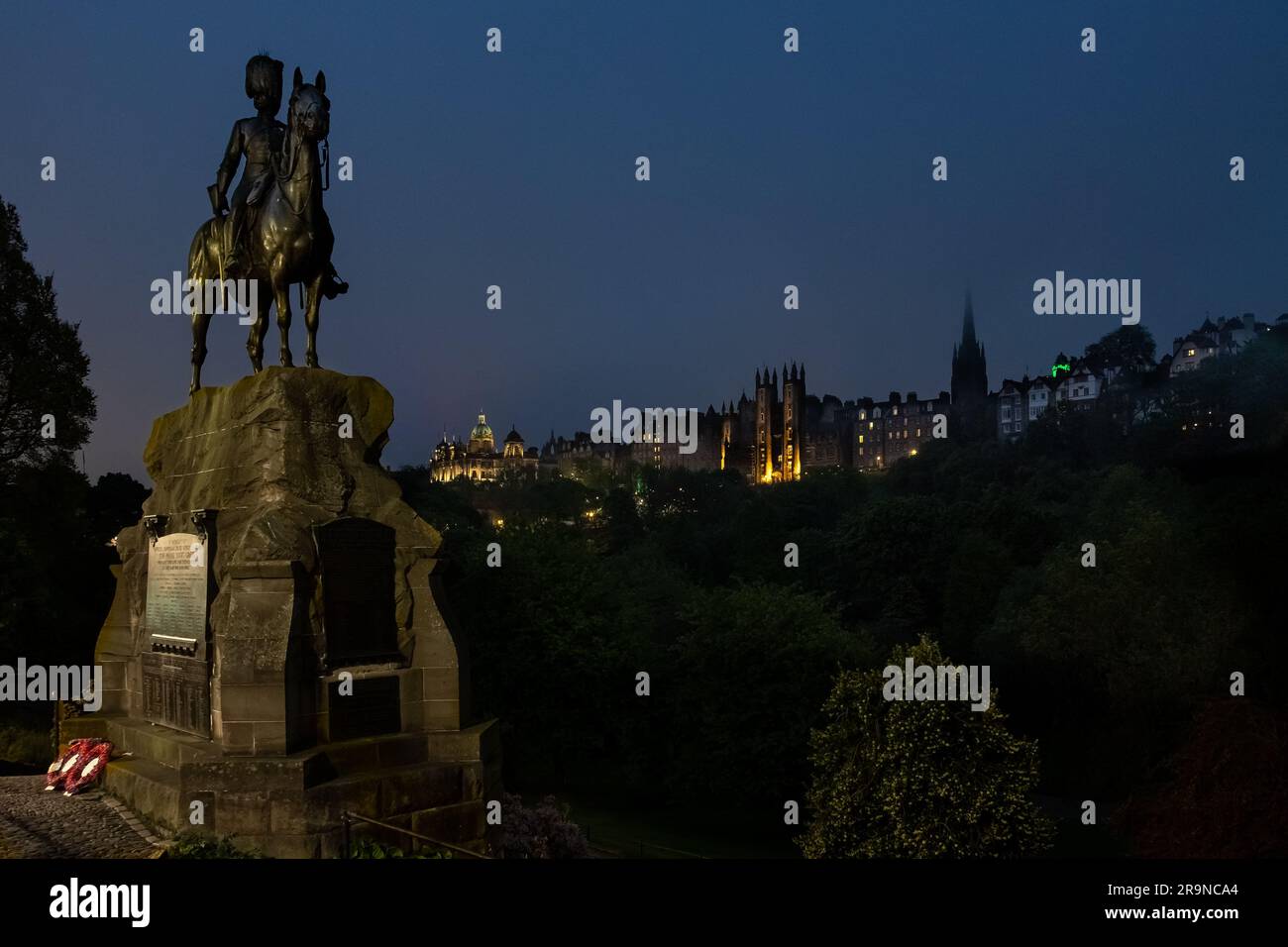 Night scenes in Edinburgh Stock Photo - Alamy
