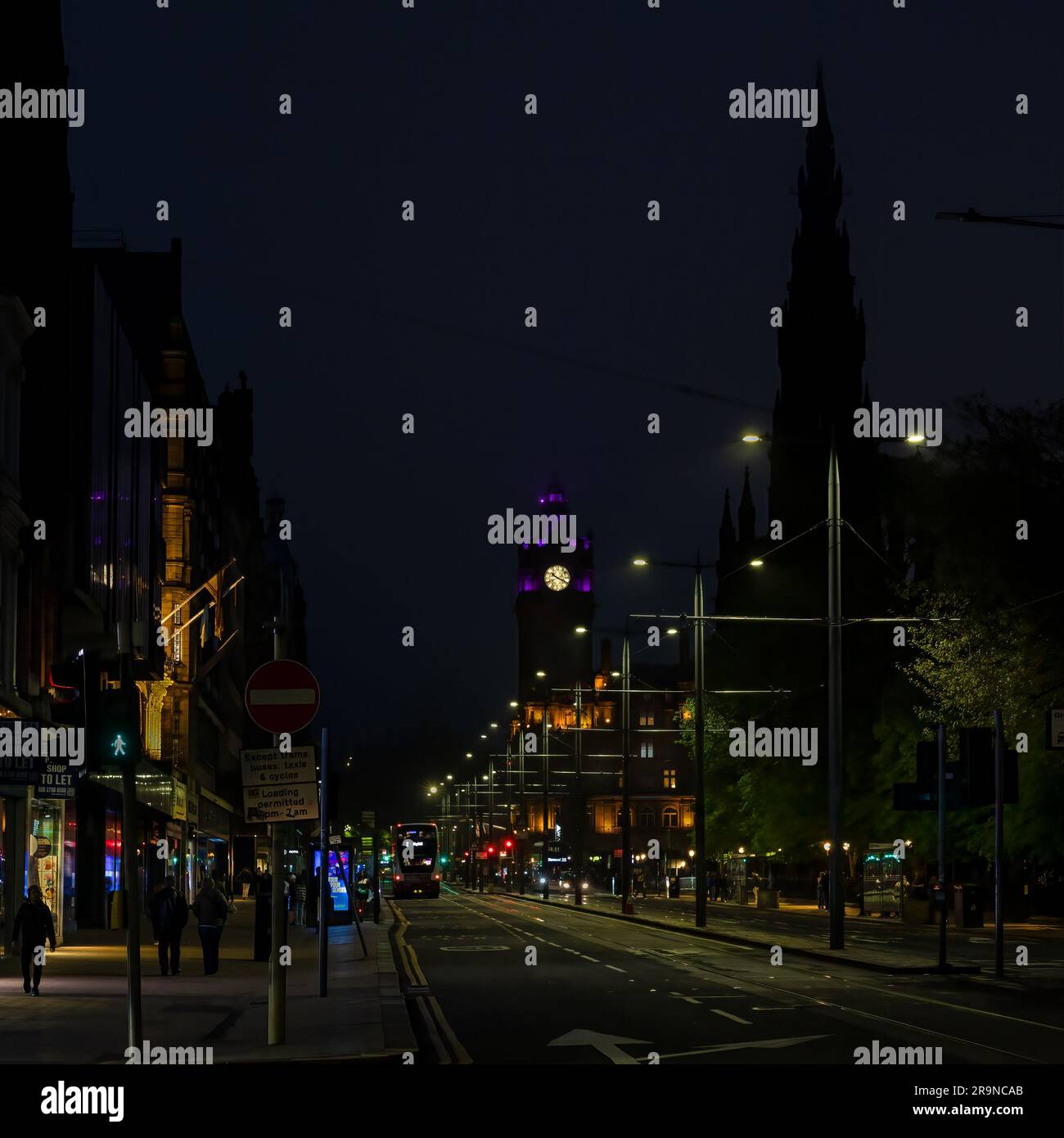 Night scenes in Edinburgh Stock Photo - Alamy