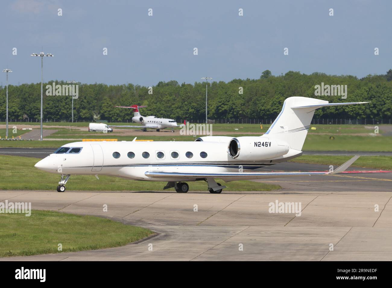 N246V, Private, Gulfstream Aerospace Gulfstream G450, departing London ...