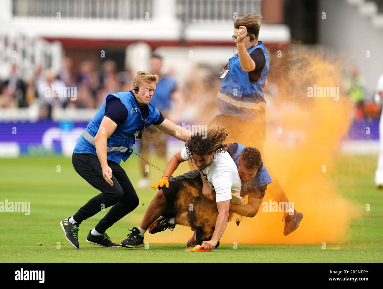 Cricket grab picture hi-res stock photography and images - Alamy