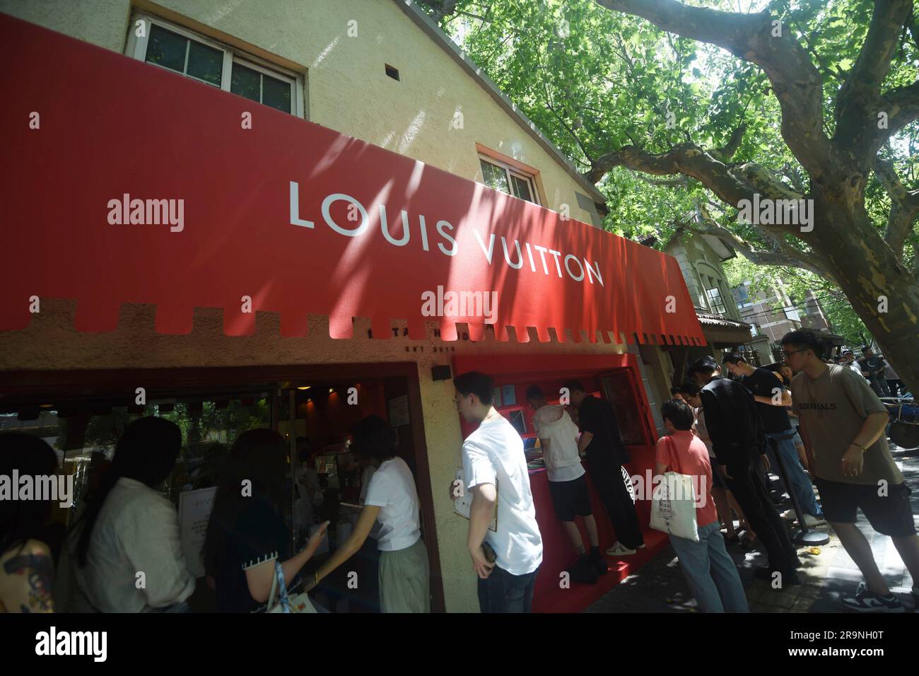 Fans line up to buy coffee at a temporary Louis Vuitton coffee shop in ...