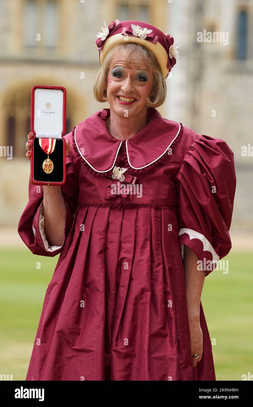 Artist writer and broadcaster hi-res stock photography and images - Alamy