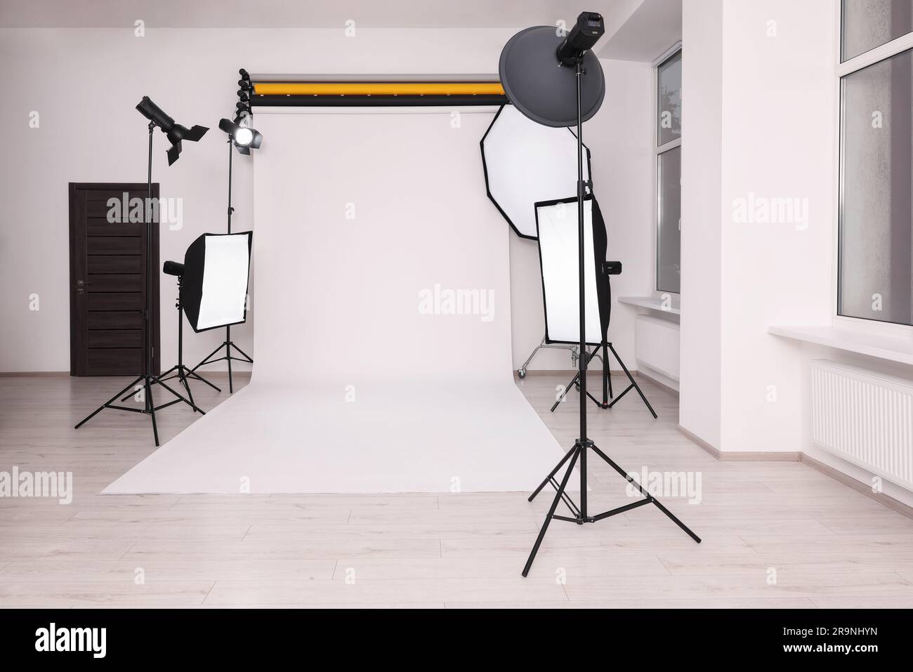 Photographic studio setting hi-res stock photography and images - Alamy