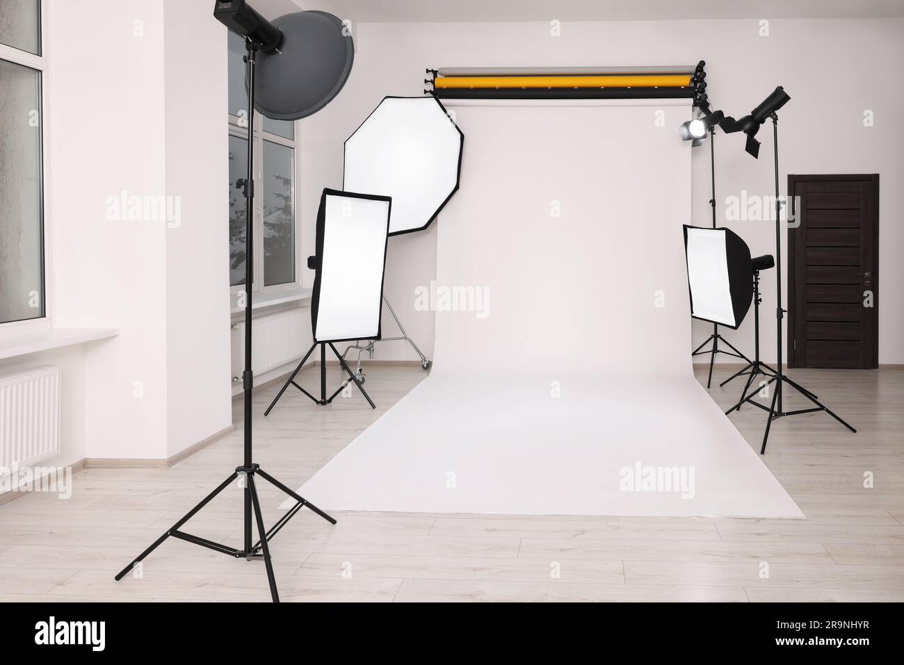 Photographic studio setting hi-res stock photography and images - Alamy