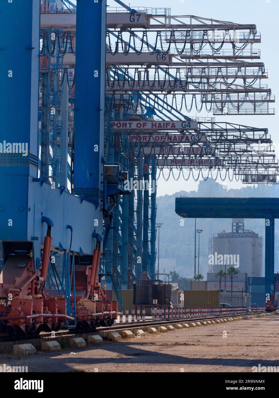 Container ship cranes moored hi-res stock photography and images - Alamy