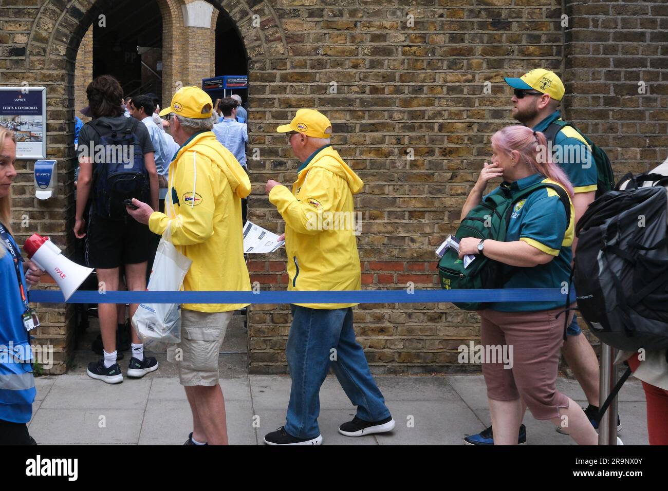 Test playing cricket stadium hi-res stock photography and images - Alamy
