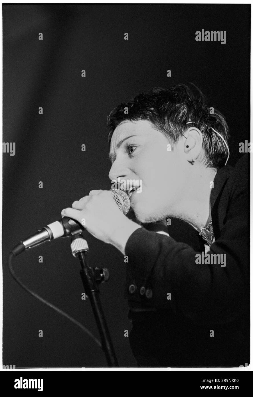 COCTEAU TWINS, CONCERT, 1994: Elizabeth Fraser of Scottish dream pop ...