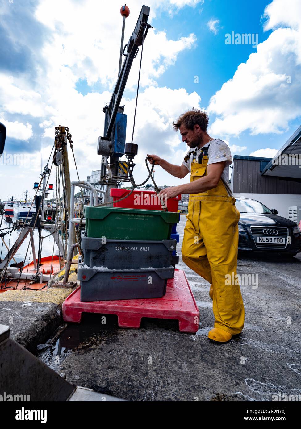 NEWLYN HARBOUR FISH MARKET BRINGING HOME THE CATCH Stock Photo - Alamy