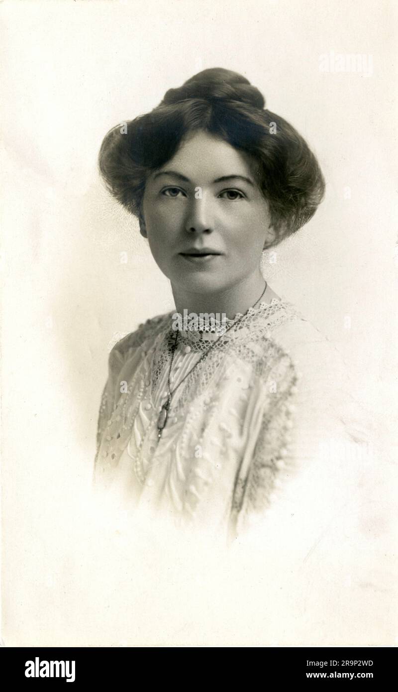 A studio portrait of Christabel Pankhurst. The photo is from 1910 when ...