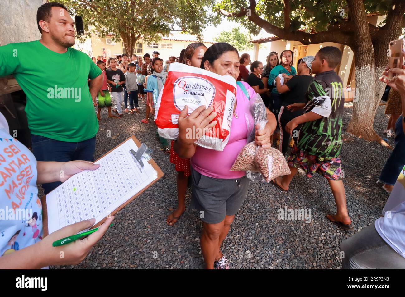Child basket food charity hi-res stock photography and images - Alamy