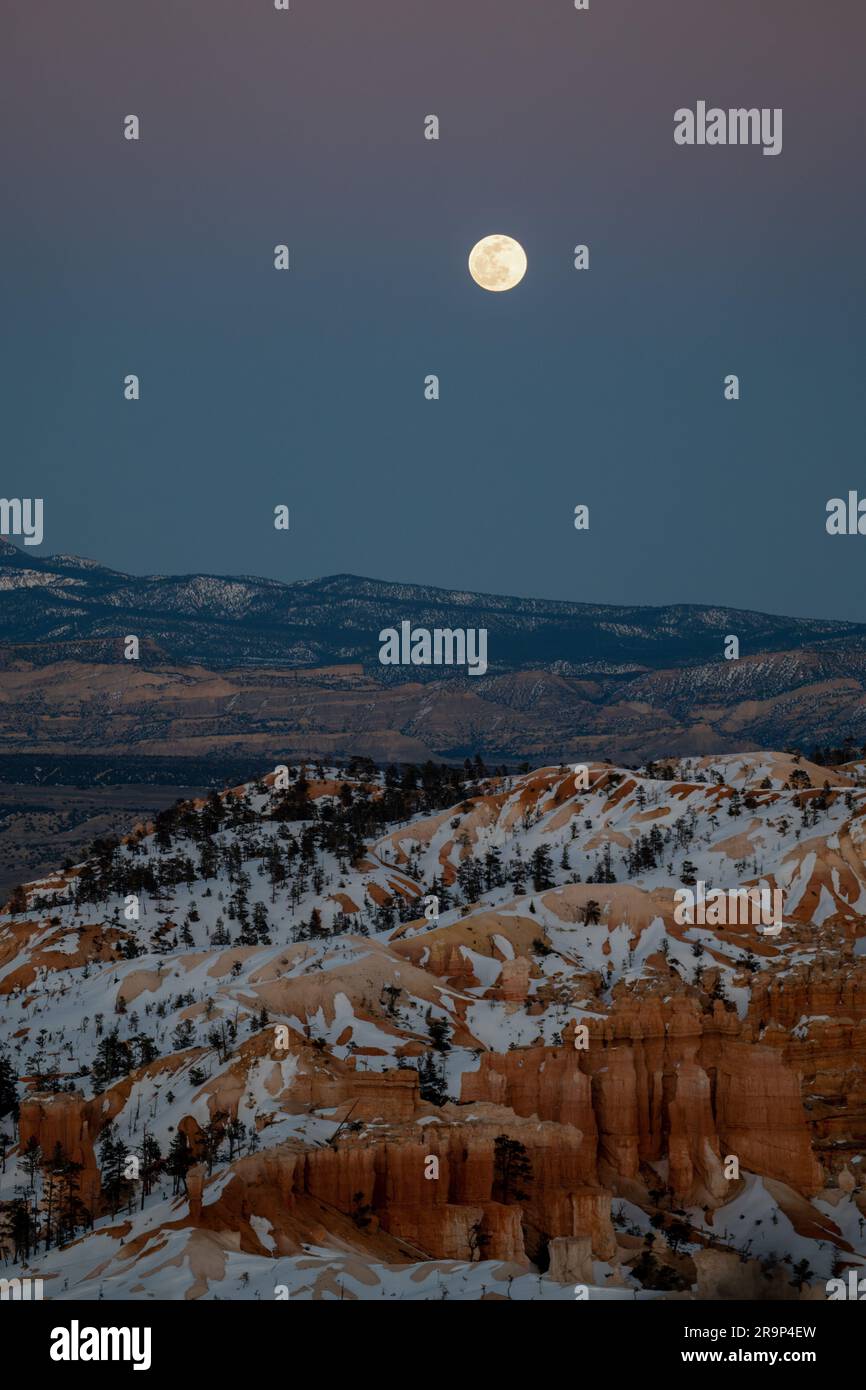 Full Moon over Bryce Canyon National Park Stock Photo - Alamy