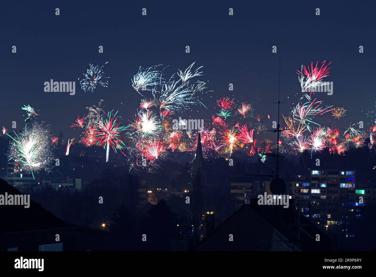 The first New Year's Eve fireworks display after the Corona crisis over ...