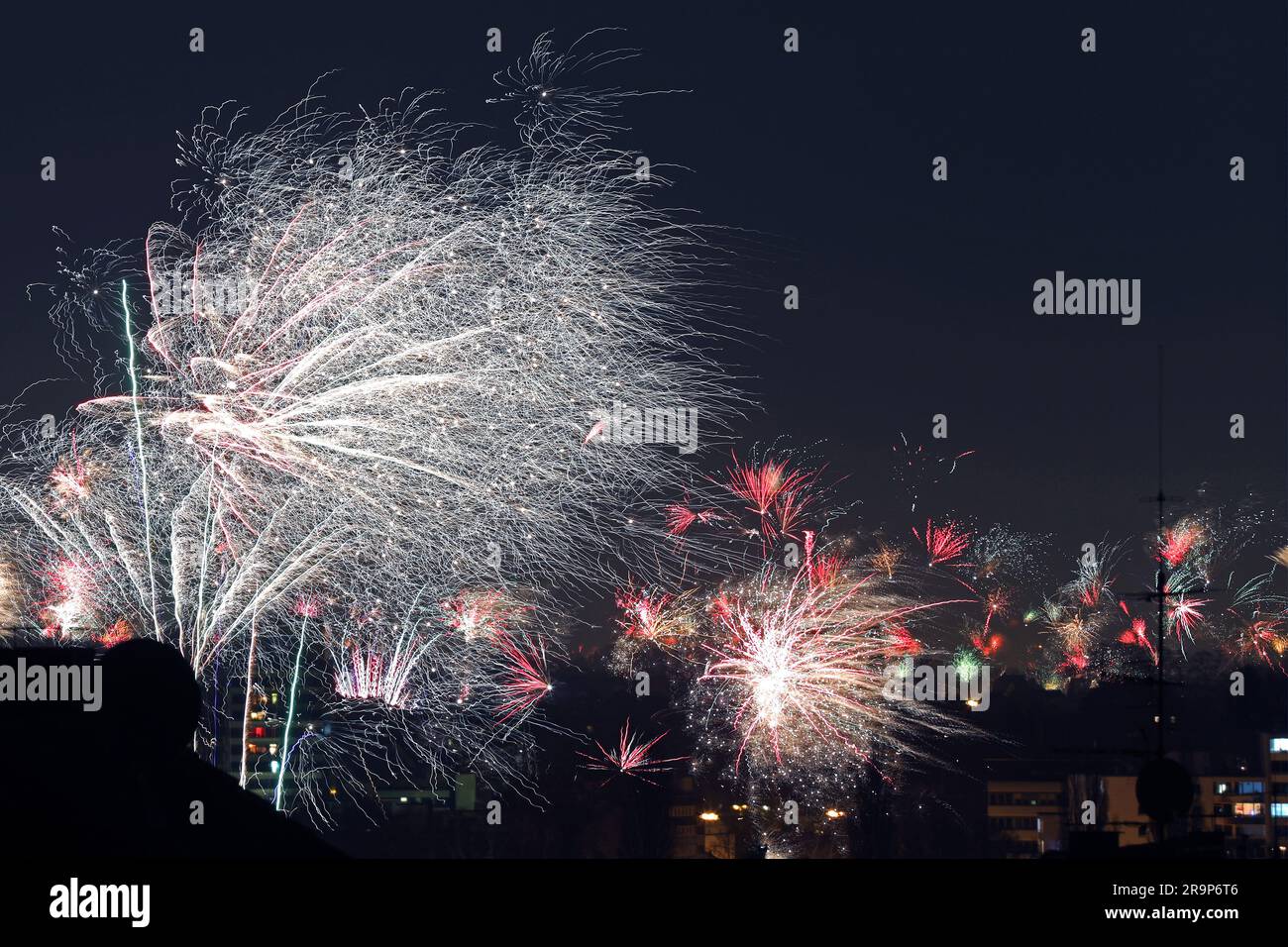 The first New Year's Eve fireworks display after the Corona crisis over ...