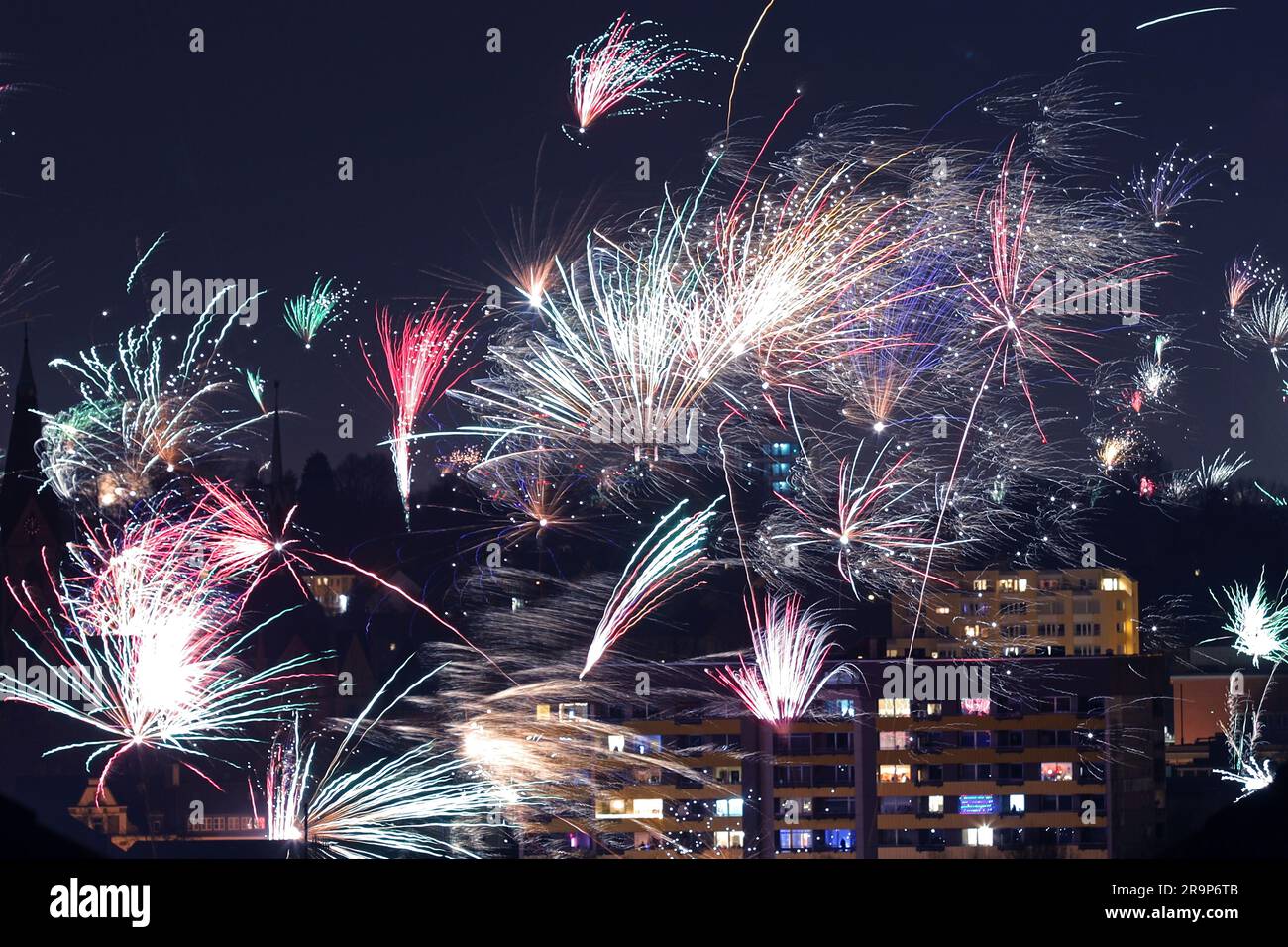 The first New Year's Eve fireworks display after the Corona crisis over ...