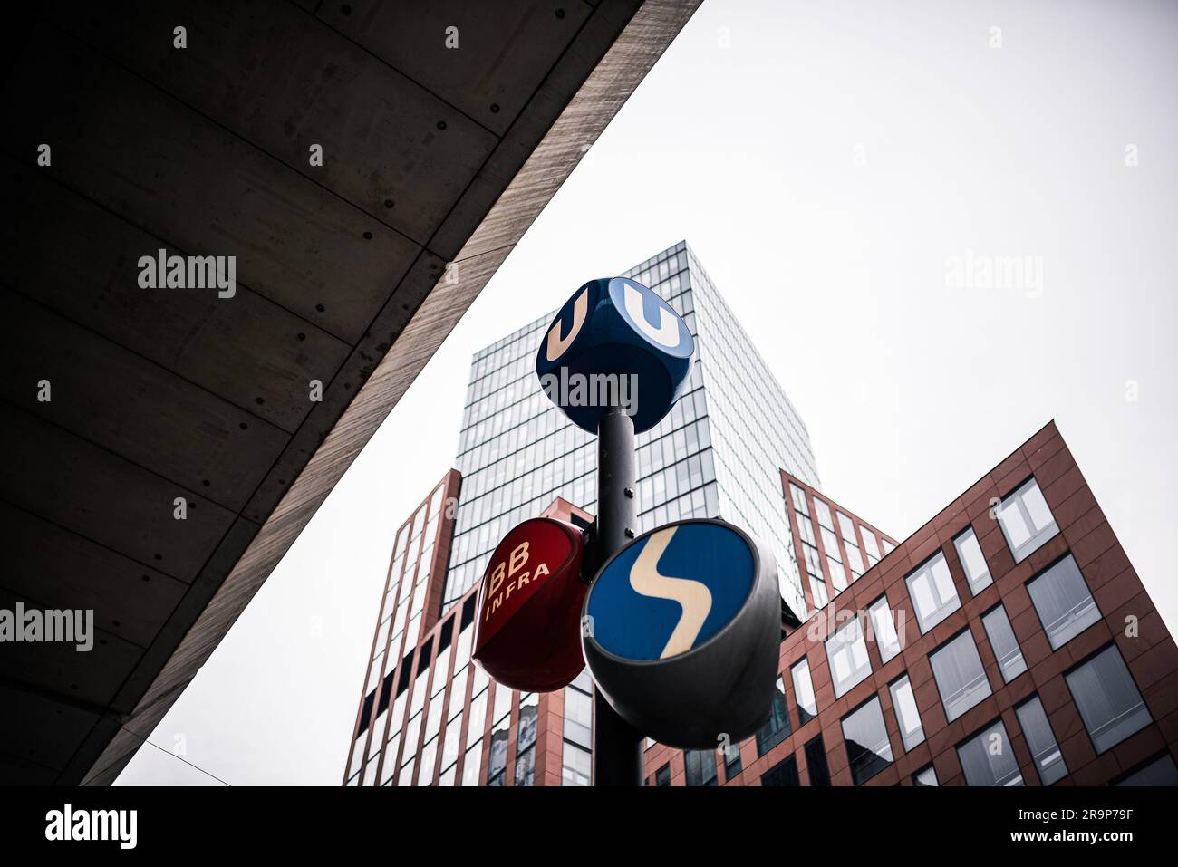 Day view on Vienna U-Bahn logo of underground rail transit system Stock ...