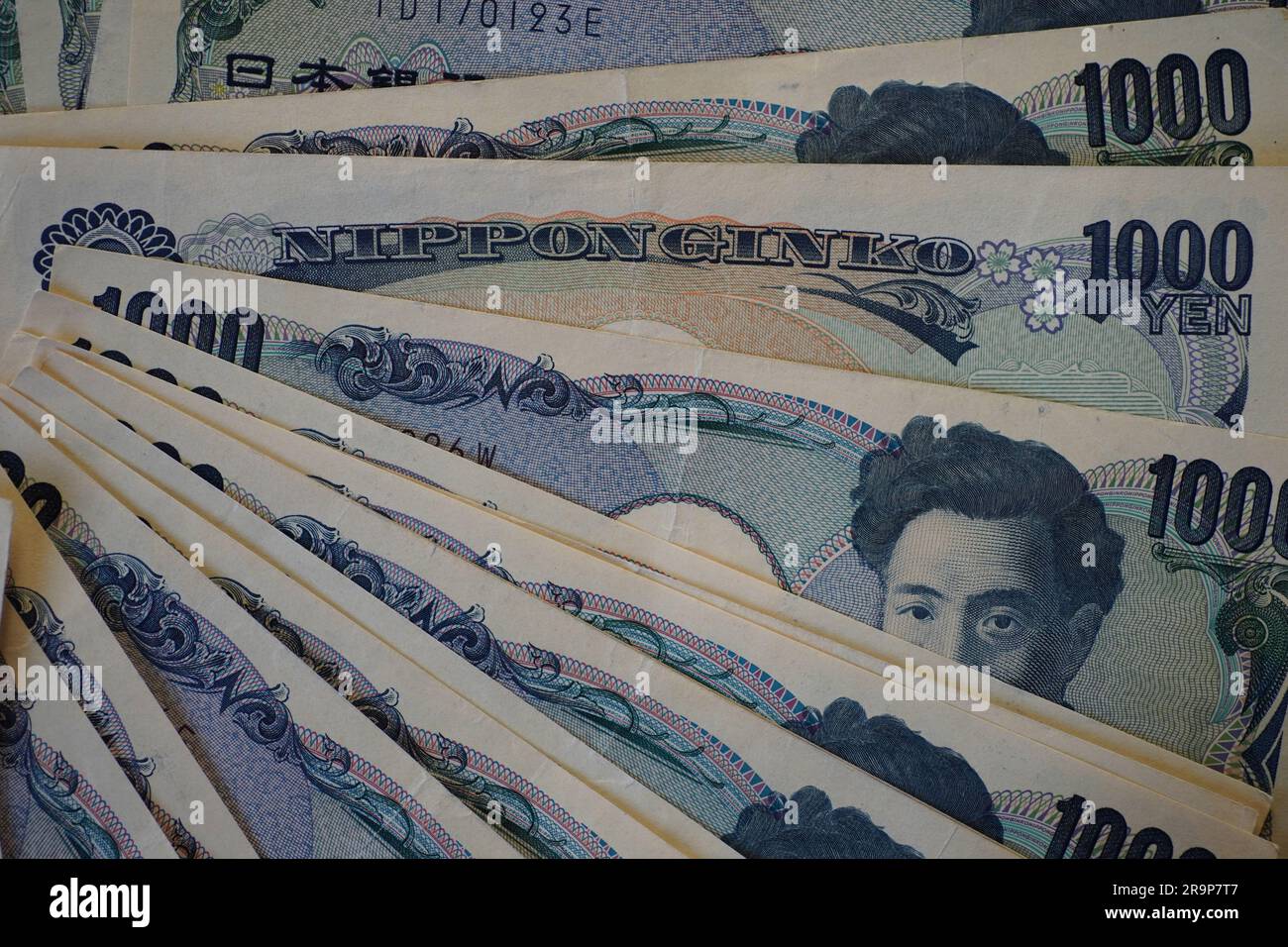 A pile of Japanese 1,000 Yen banknotes laid out on a table Stock Photo ...