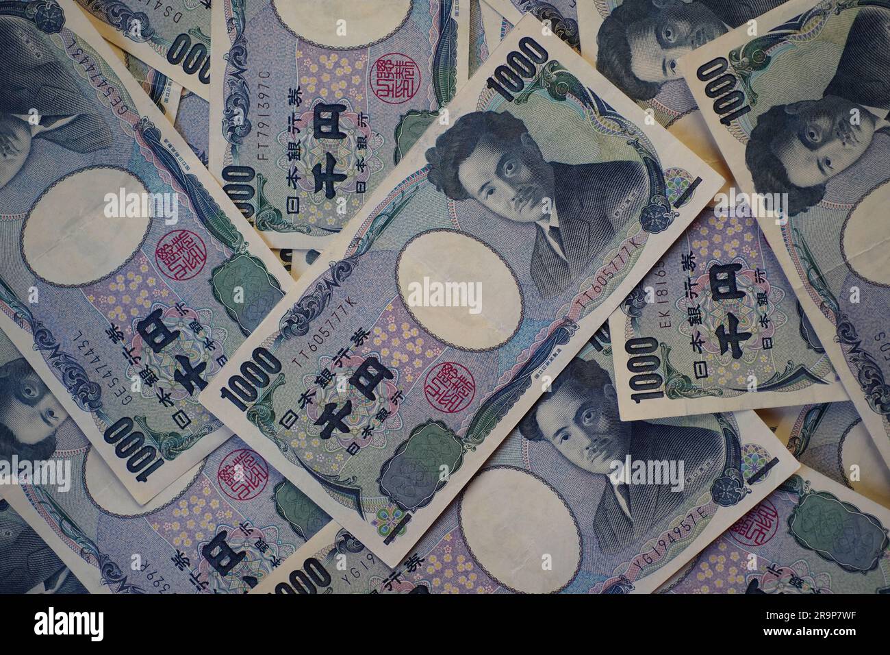 A pile of Japanese 1,000 Yen banknotes laid out on a table Stock Photo ...