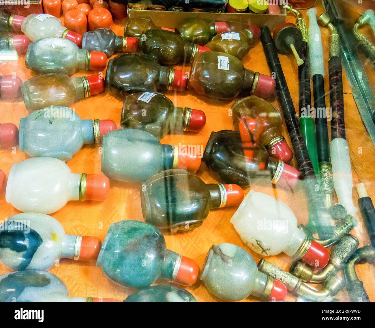Snuff bottles hi-res stock photography and images - Alamy