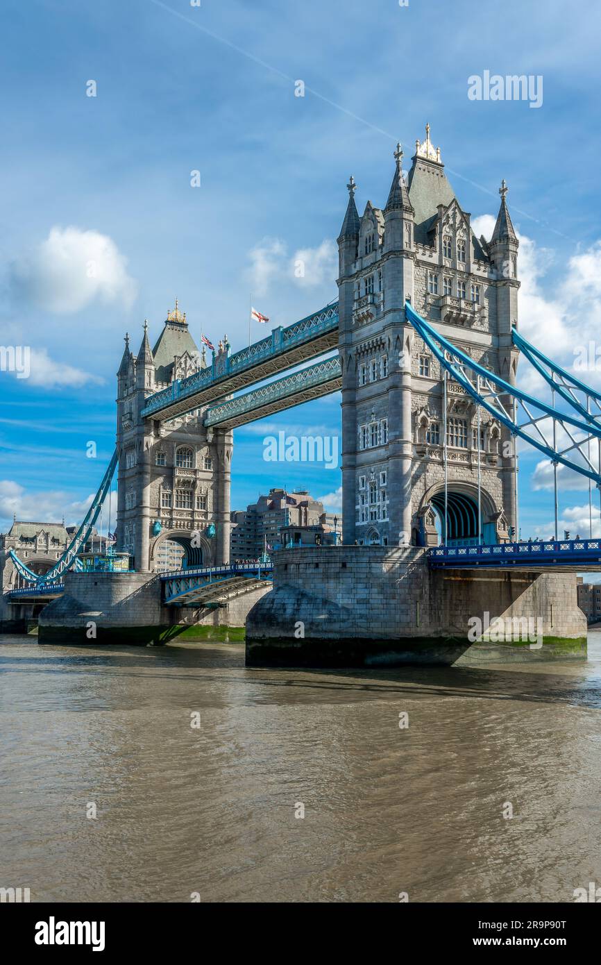 London bridge vertical hi-res stock photography and images - Alamy