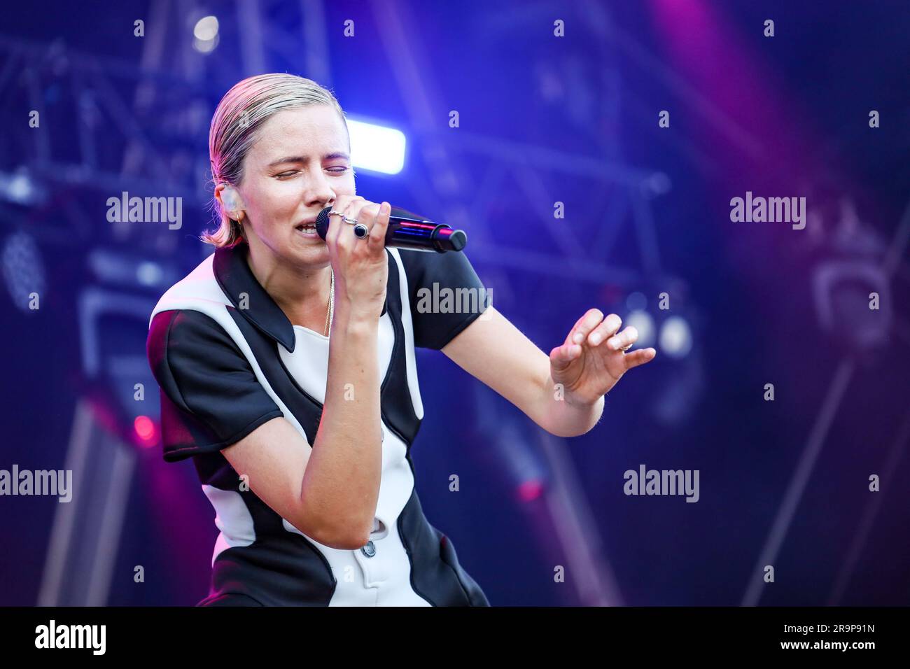 Singer clapping at audience hi-res stock photography and images - Alamy