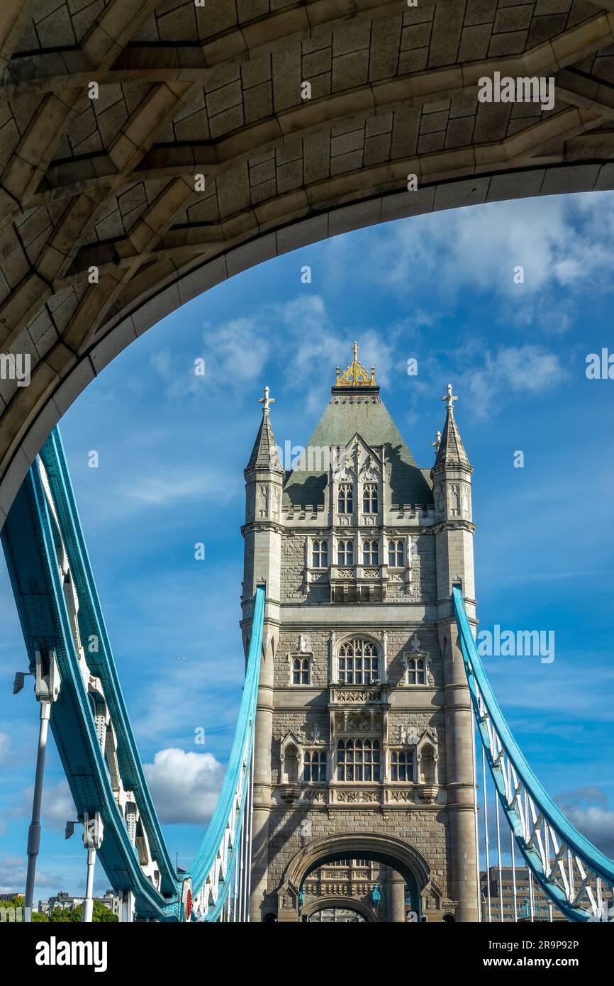 Bridge tower london frontal view hi-res stock photography and images ...