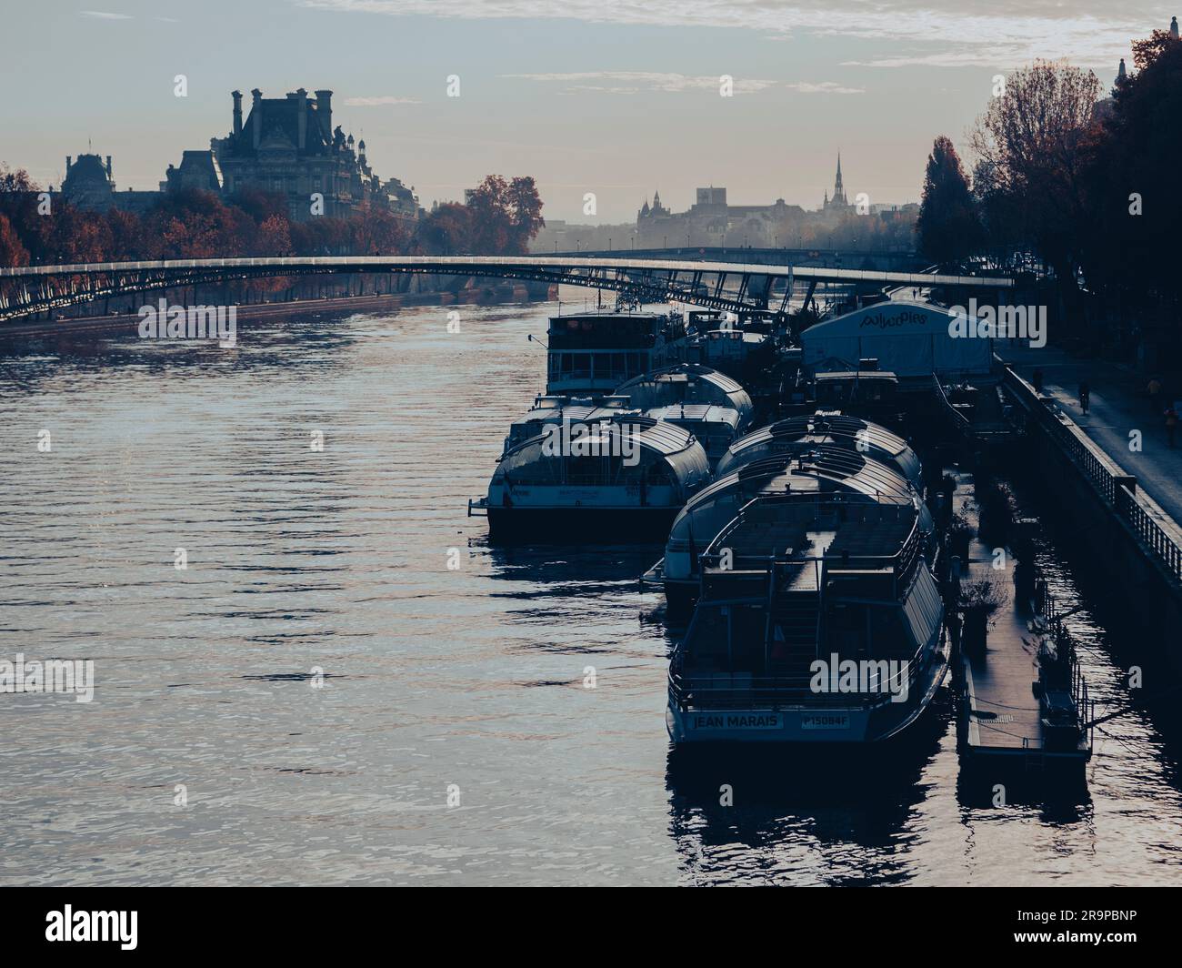 Passerelle Léopold Sedar Senghor foot bridge, Crossing the rive Seine ...